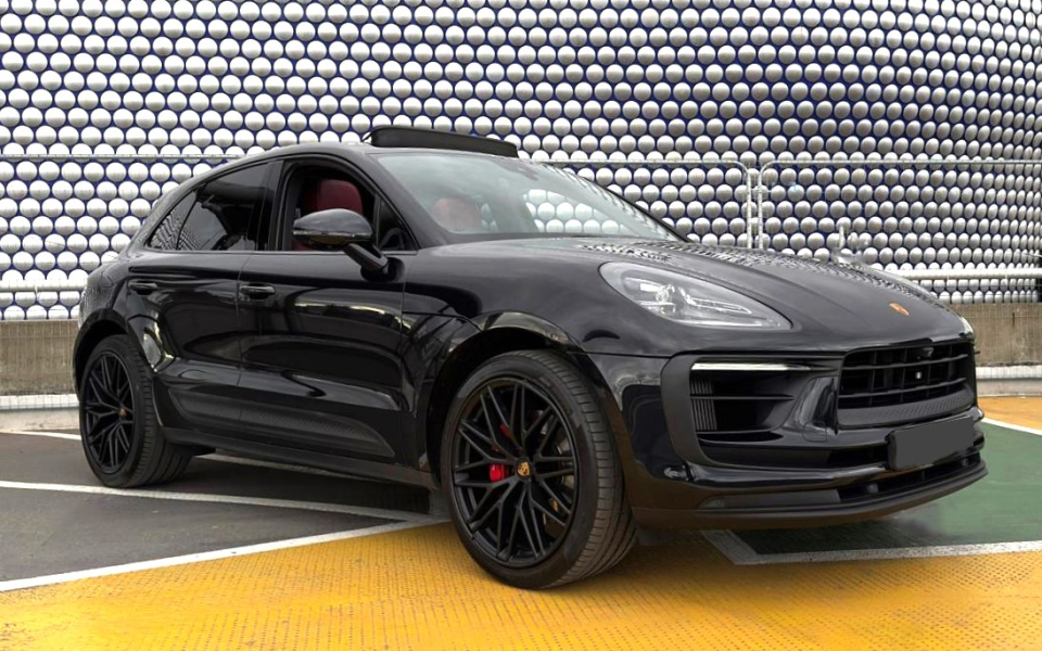 Jet Black Metallic Porsche Macan
